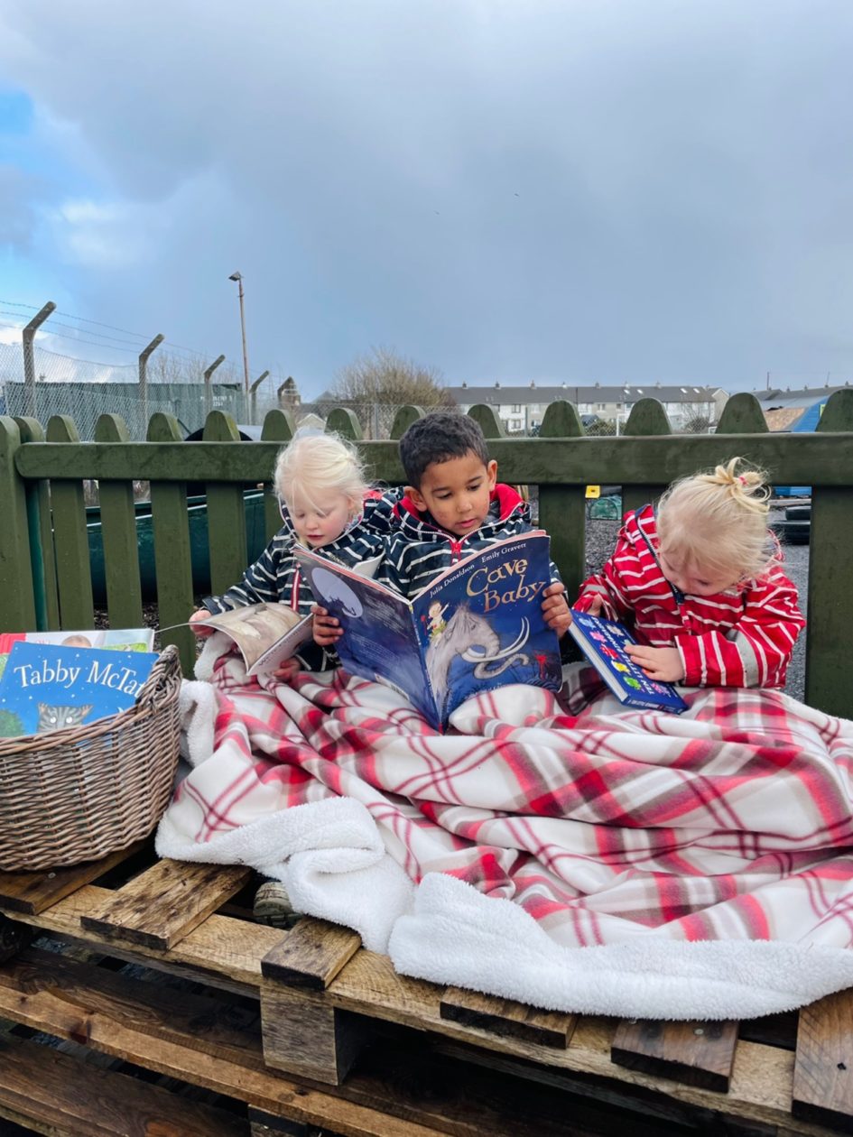 Reading Outdoors – Bowmore Primary School