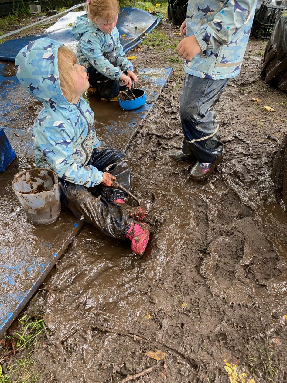 Mud, Glorious mud and bark chippings – Taynuilt Primary School and ELC