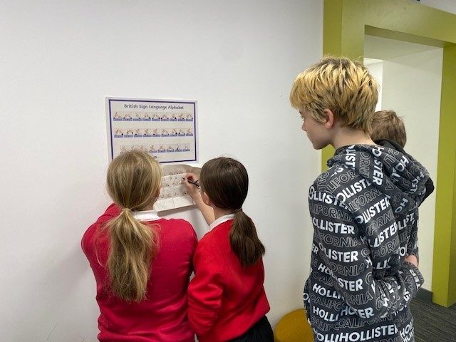P7 – Visit to Banchory Academy Library – Sharing Our Learning @ HOB