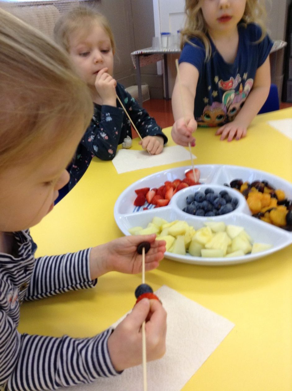 Fruit kebabs with Healthy Hannah – Catrine Early Childhood Centre