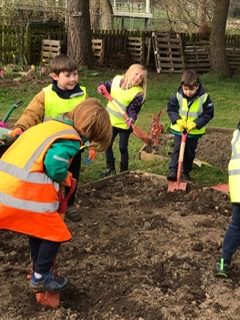 P1a visit Peebles Community Garden | Kingsland Primary One 21/22