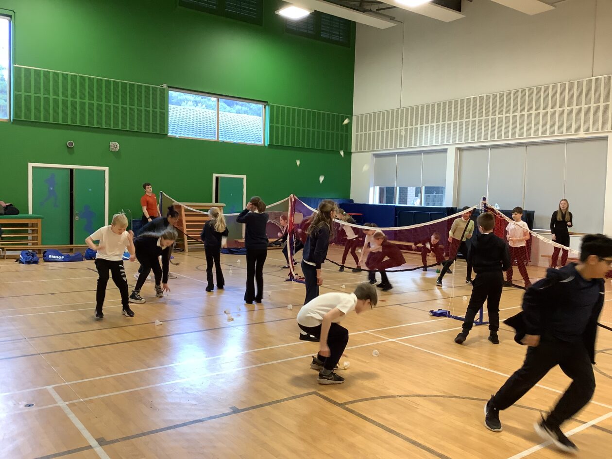 Primary 6 badminton – Carmondean School Blog